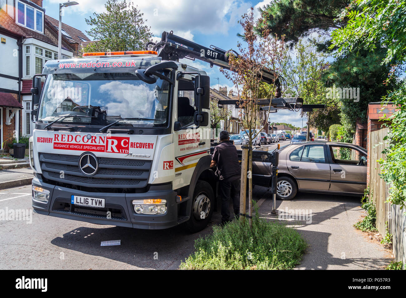 A 1992 Nissan Primera 2.0 LSI Automatic hatchback car being lifted onto ...