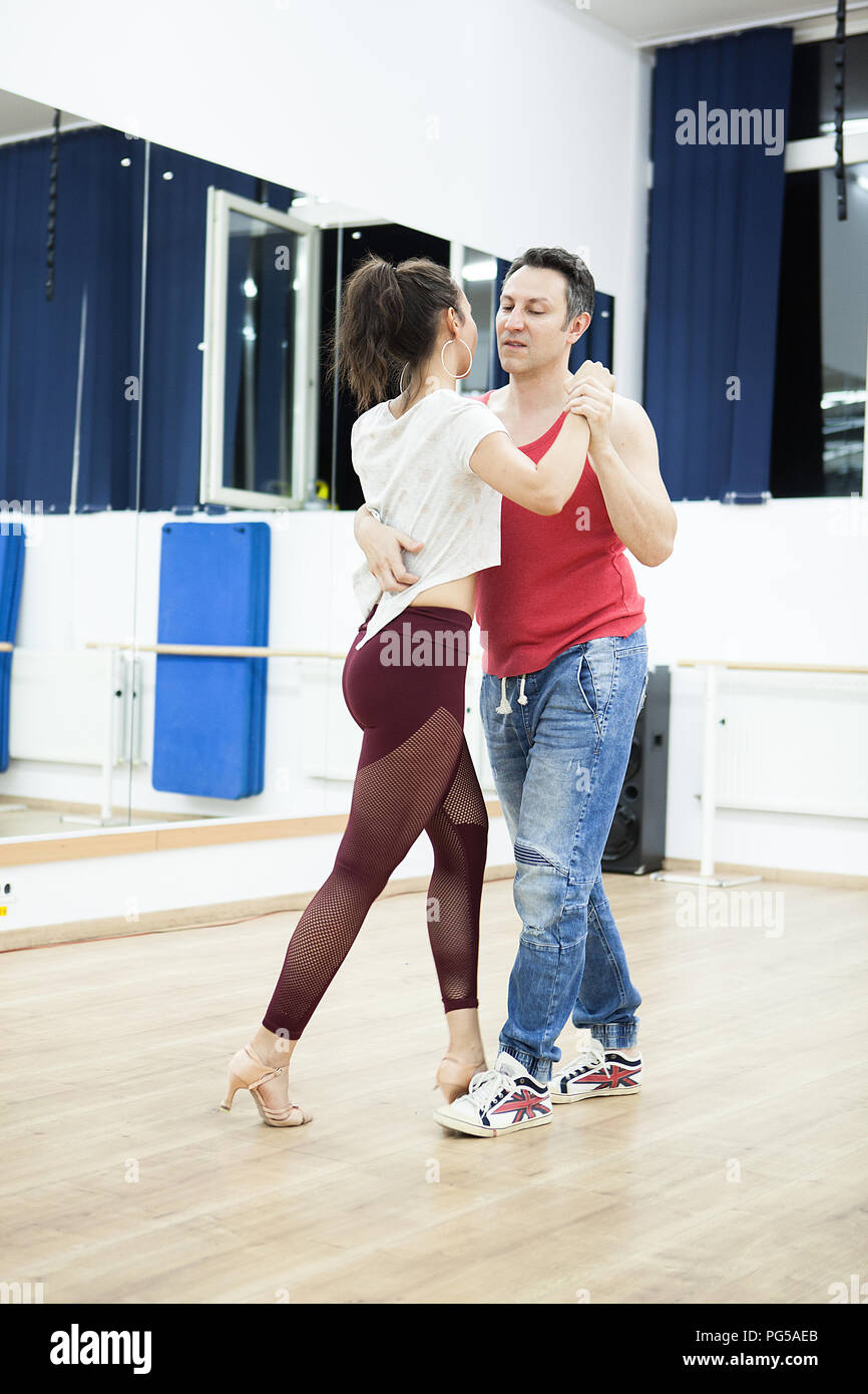 Dance latino hi-res stock photography and images - Alamy