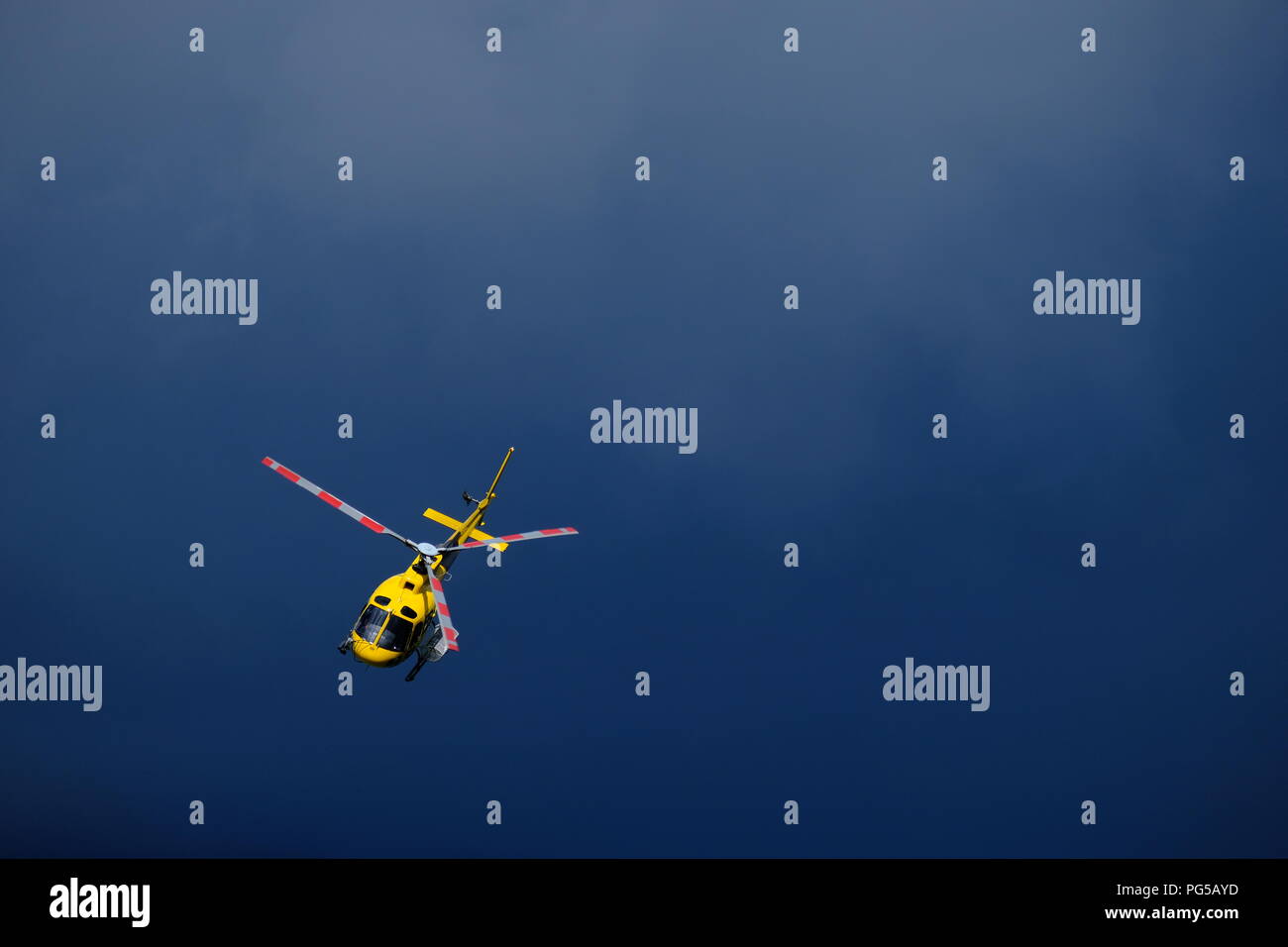 Yellow helicopter hi-res stock photography and images - Alamy
