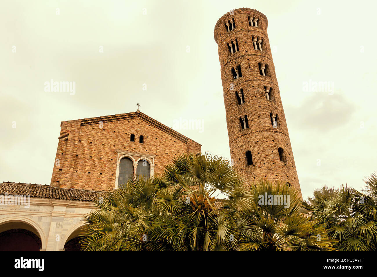 Monument in the medieval center of Ravenna Stock Photo - Alamy