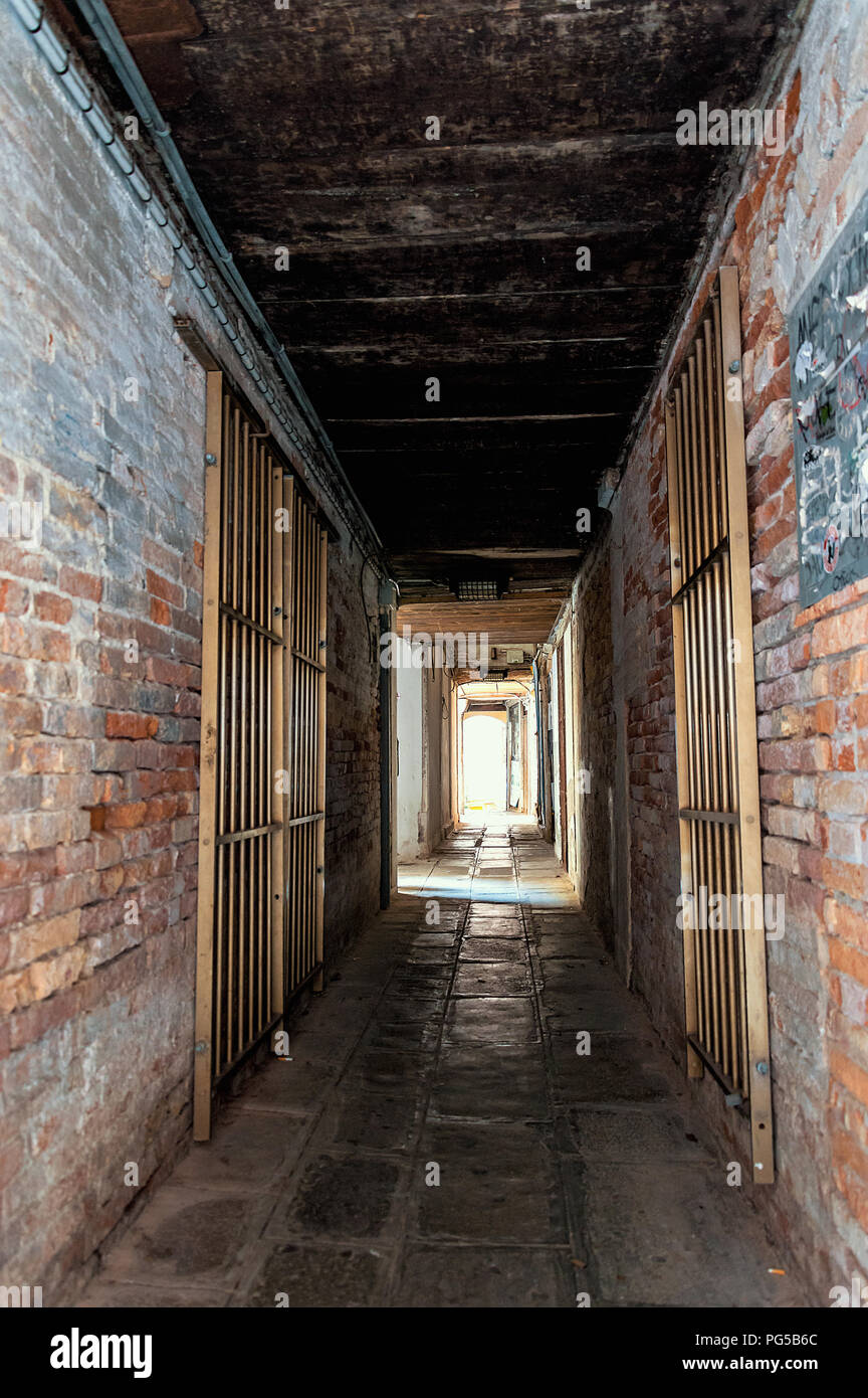 Little alley in the medieval center of Venice Stock Photo - Alamy