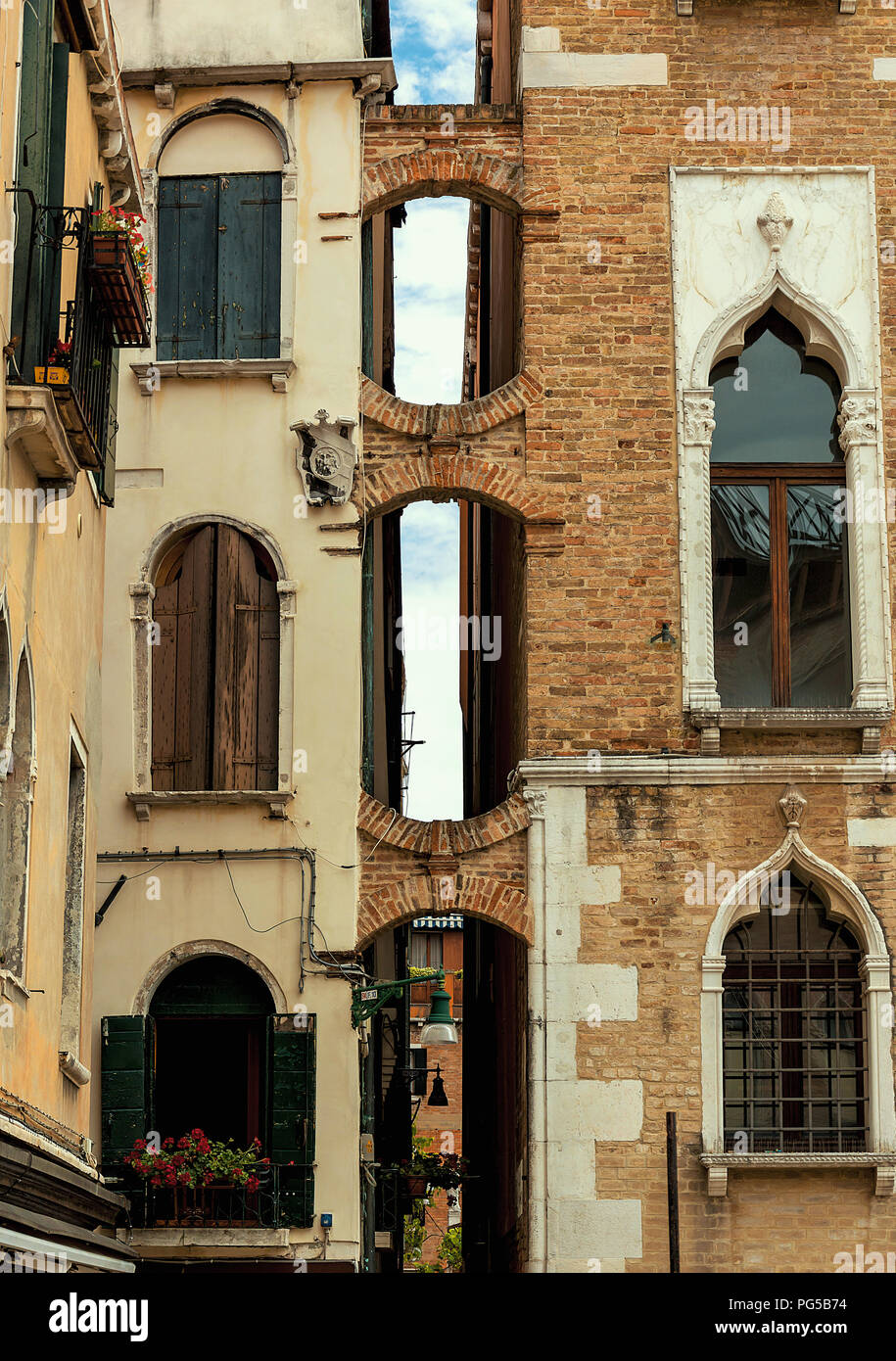 Little alley in the medieval center of Venice Stock Photo - Alamy