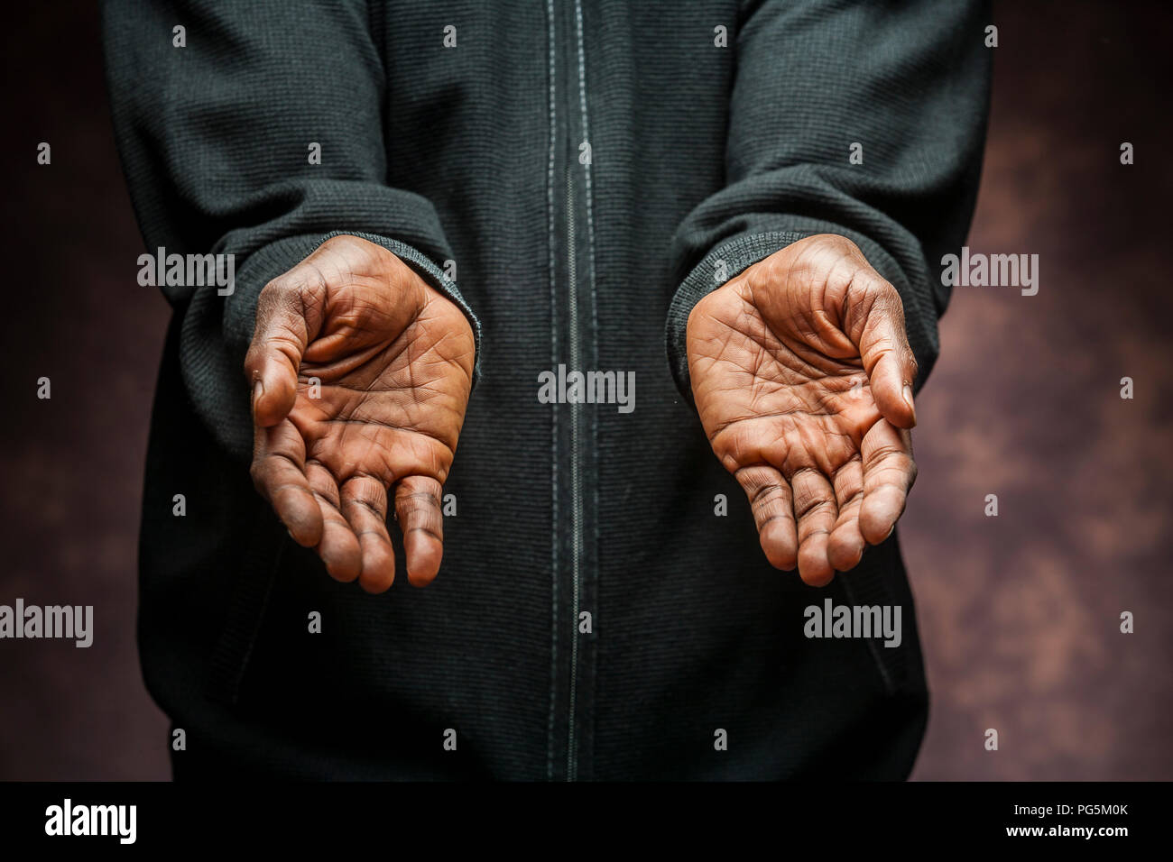 Cupped hands african hi-res stock photography and images - Alamy