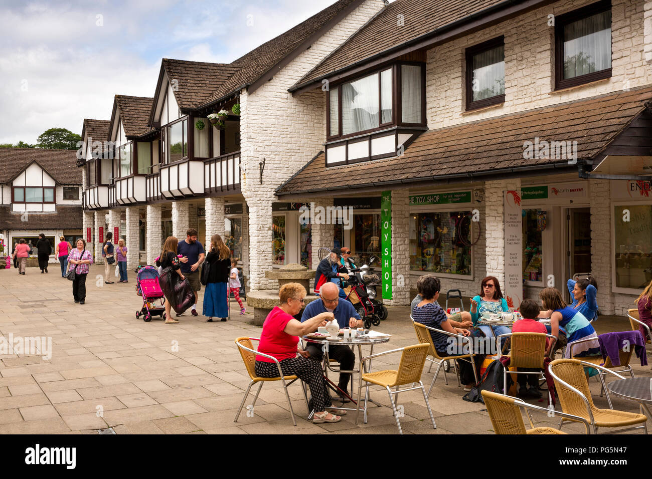 UK, England, Devon, Okehampton, Red Lion Yard, alfresco diners in ...