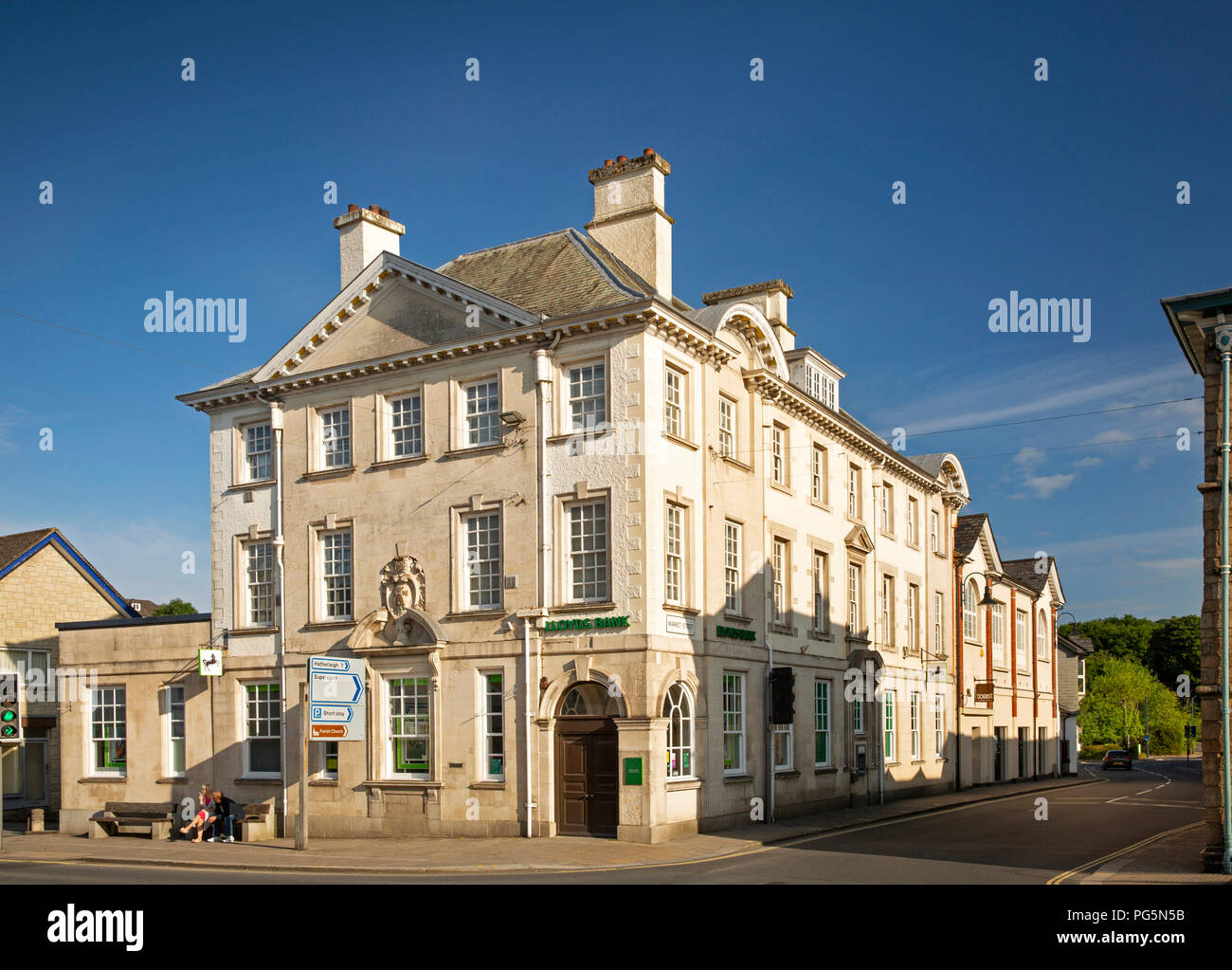 Lloyds bank building hi-res stock photography and images - Alamy