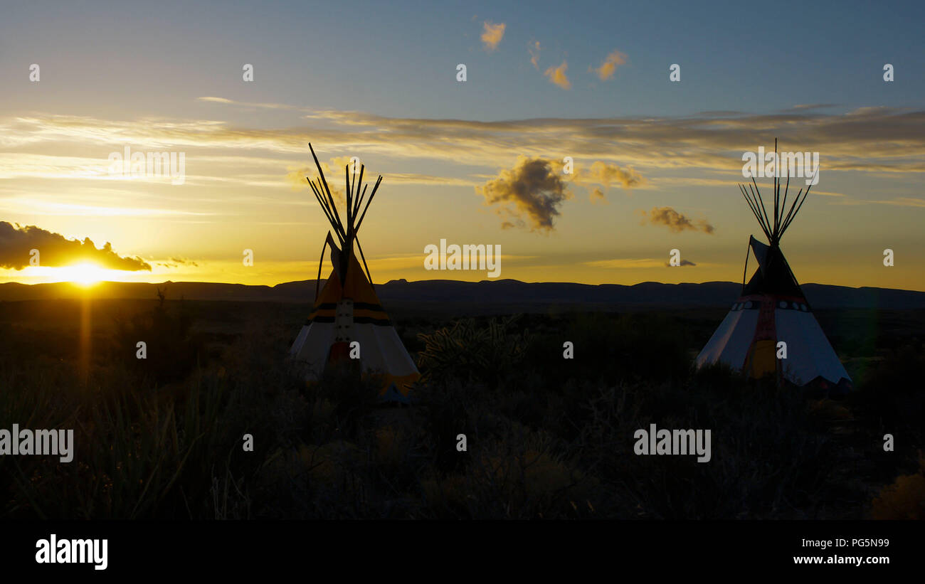 Skywalk bridge grand canyon hi-res stock photography and images - Alamy