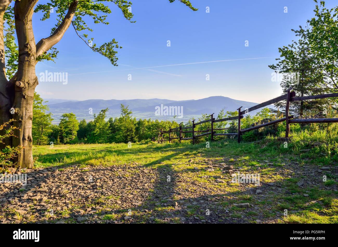 Wooden fence farmland grassland sky hi-res stock photography and images ...