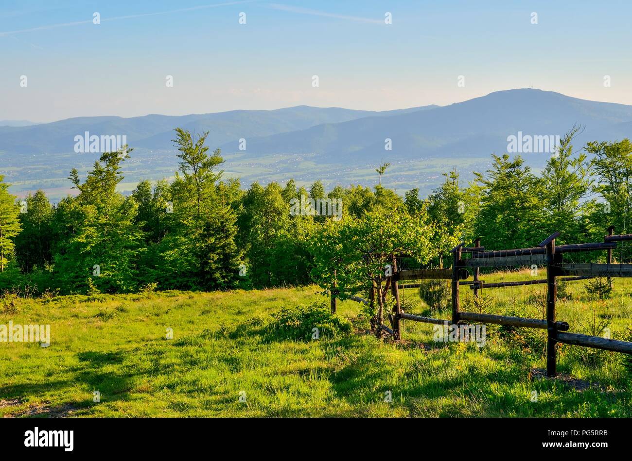 Wooden fence farmland grassland sky hi-res stock photography and images ...