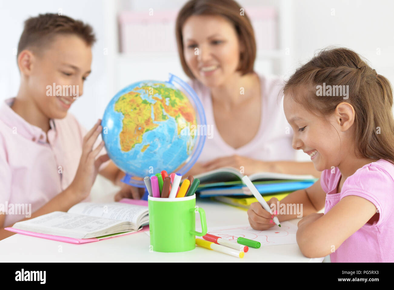 Children doing homework hi-res stock photography and images - Alamy