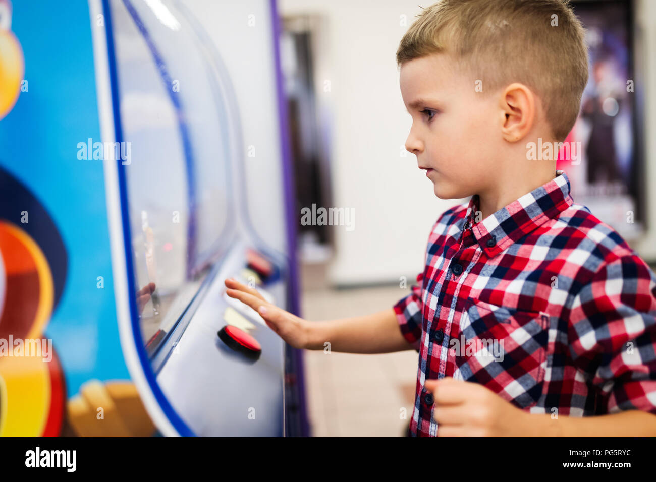 Play arcade child sign hi-res stock photography and images - Alamy