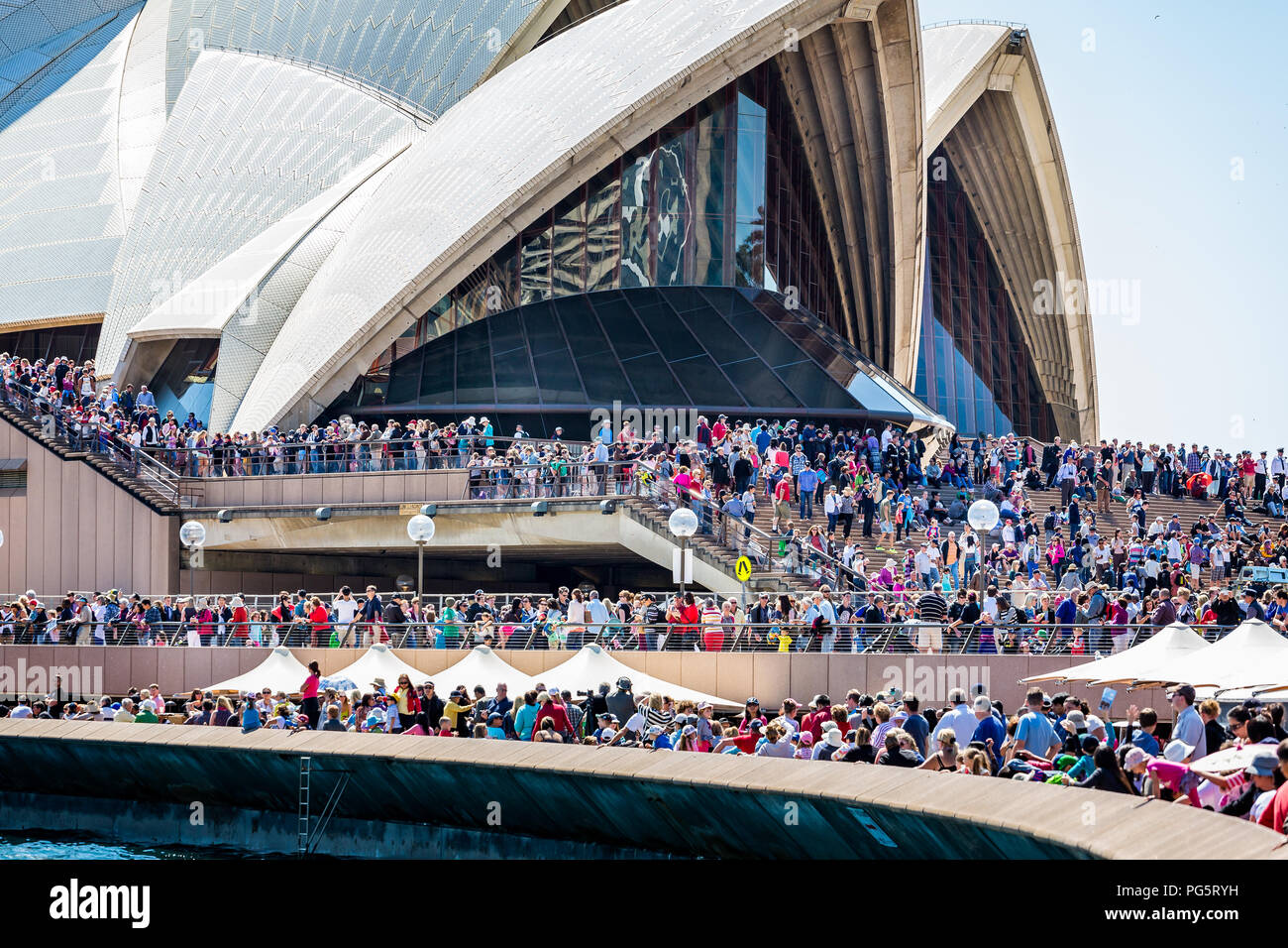 Crowd of people outside hi-res stock photography and images - Alamy