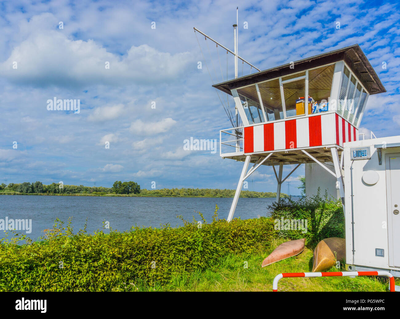 Blue lifegaurd tower hi-res stock photography and images - Alamy
