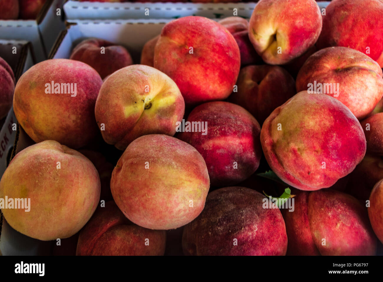 Peaches at farm stand hi-res stock photography and images - Alamy