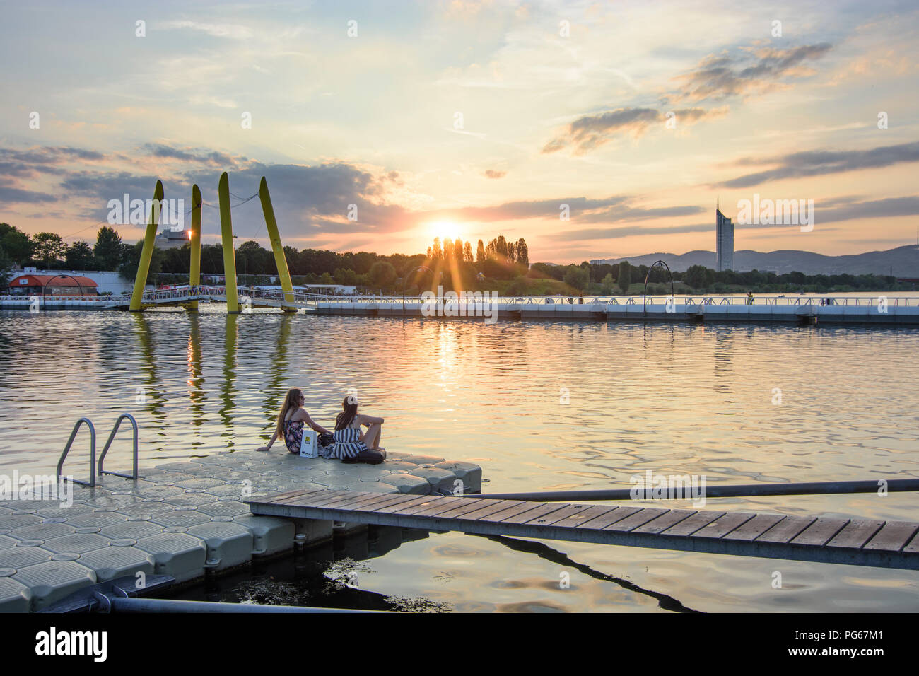 Wien, Vienna: pleasure area „Copa Cagrana“, river Neue Donau (New ...