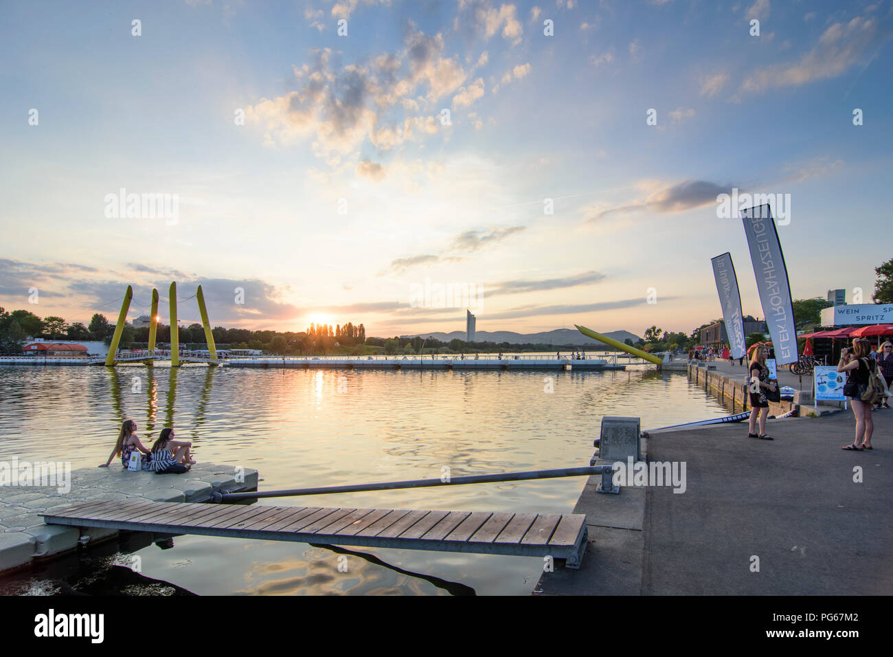 Wien, Vienna: pleasure area „Copa Cagrana“, river Neue Donau (New ...