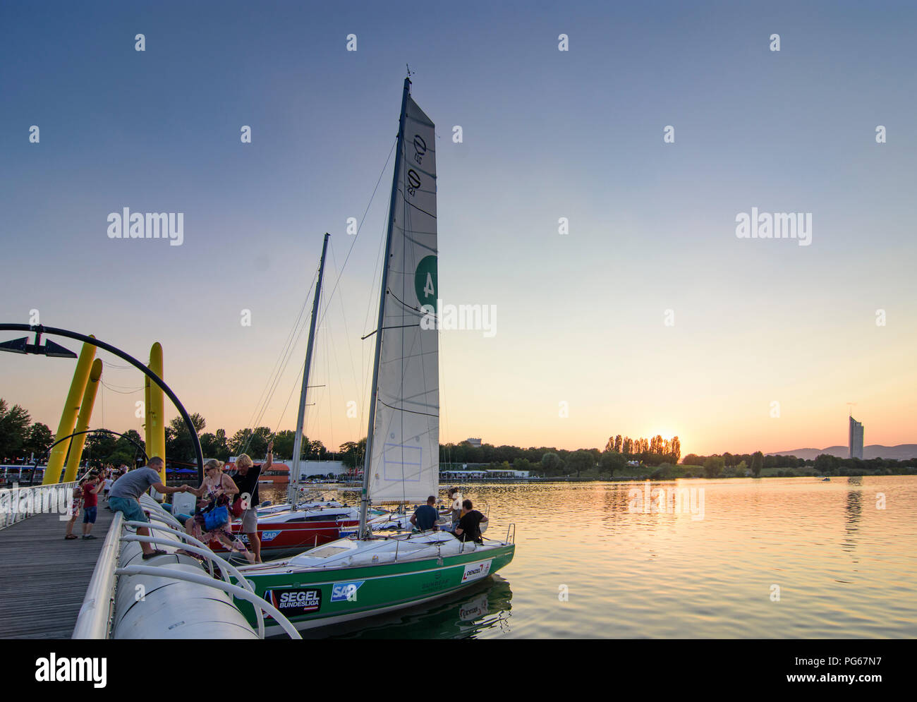 Wien, Vienna: pleasure area „Copa Cagrana“, river Neue Donau (New ...