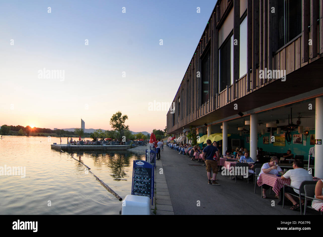 Wien, Vienna: pleasure area „Copa Cagrana“, river Neue Donau (New ...
