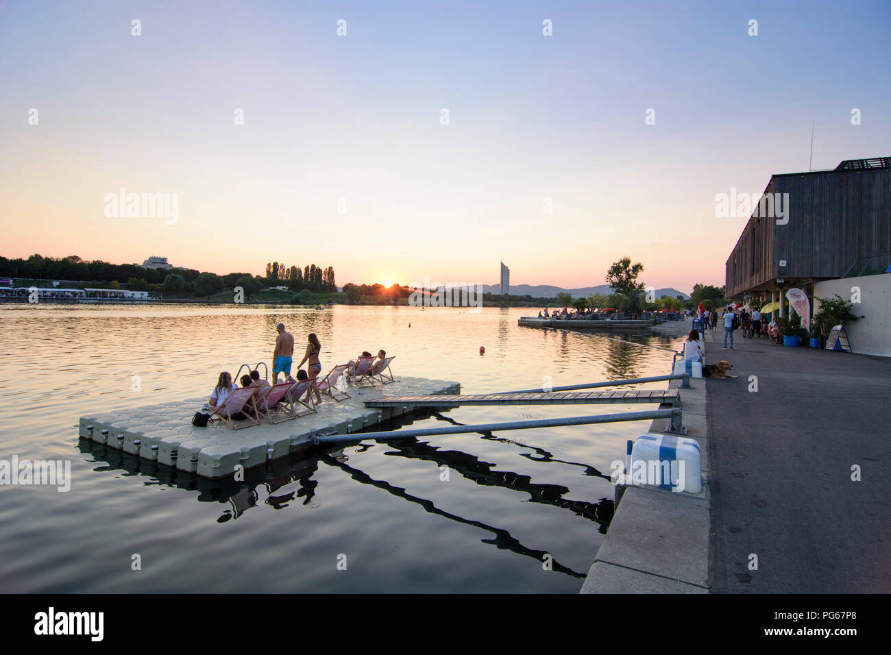 Wien, Vienna: pleasure area „Copa Cagrana“, river Neue Donau (New ...