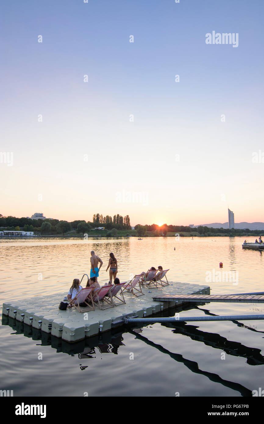 Wien, Vienna: pleasure area „Copa Cagrana“, river Neue Donau (New ...
