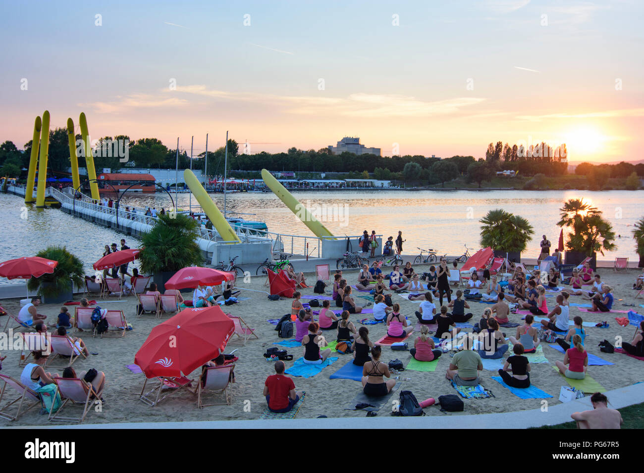 Wien, Vienna: pleasure area „Copa Cagrana“, river Neue Donau (New ...