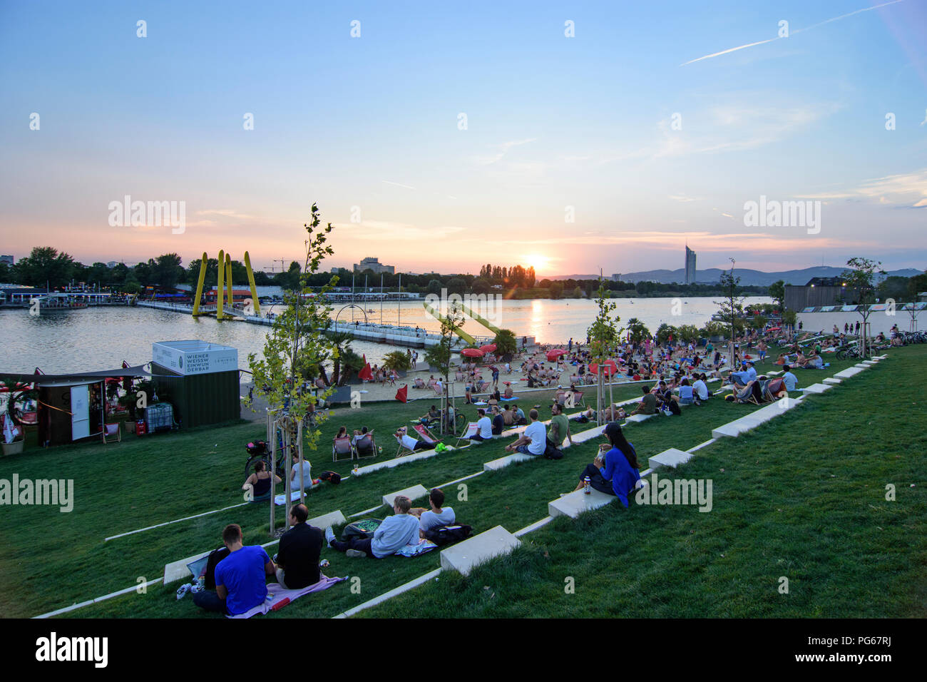 Wien, Vienna: pleasure area „Copa Cagrana“, river Neue Donau (New ...