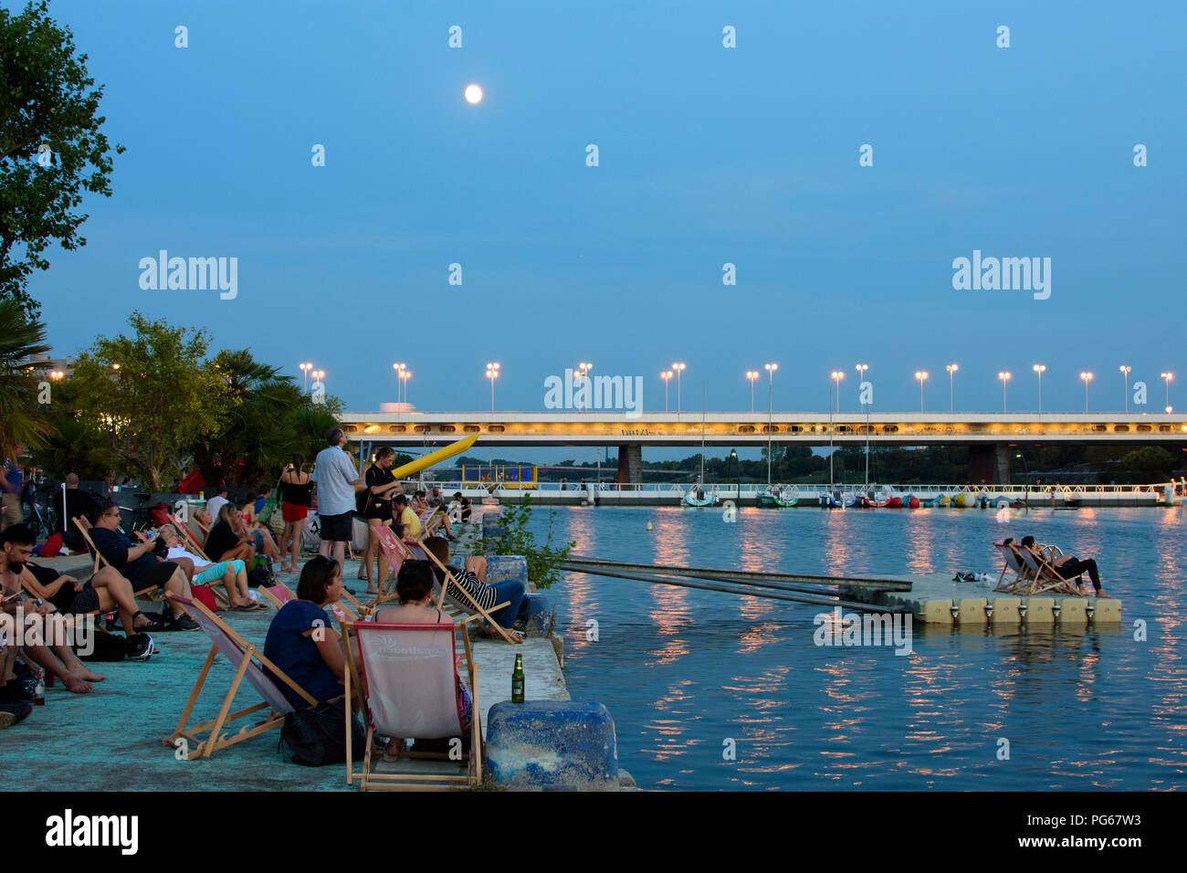 Wien, Vienna: pleasure area „Copa Cagrana“, river Neue Donau (New ...