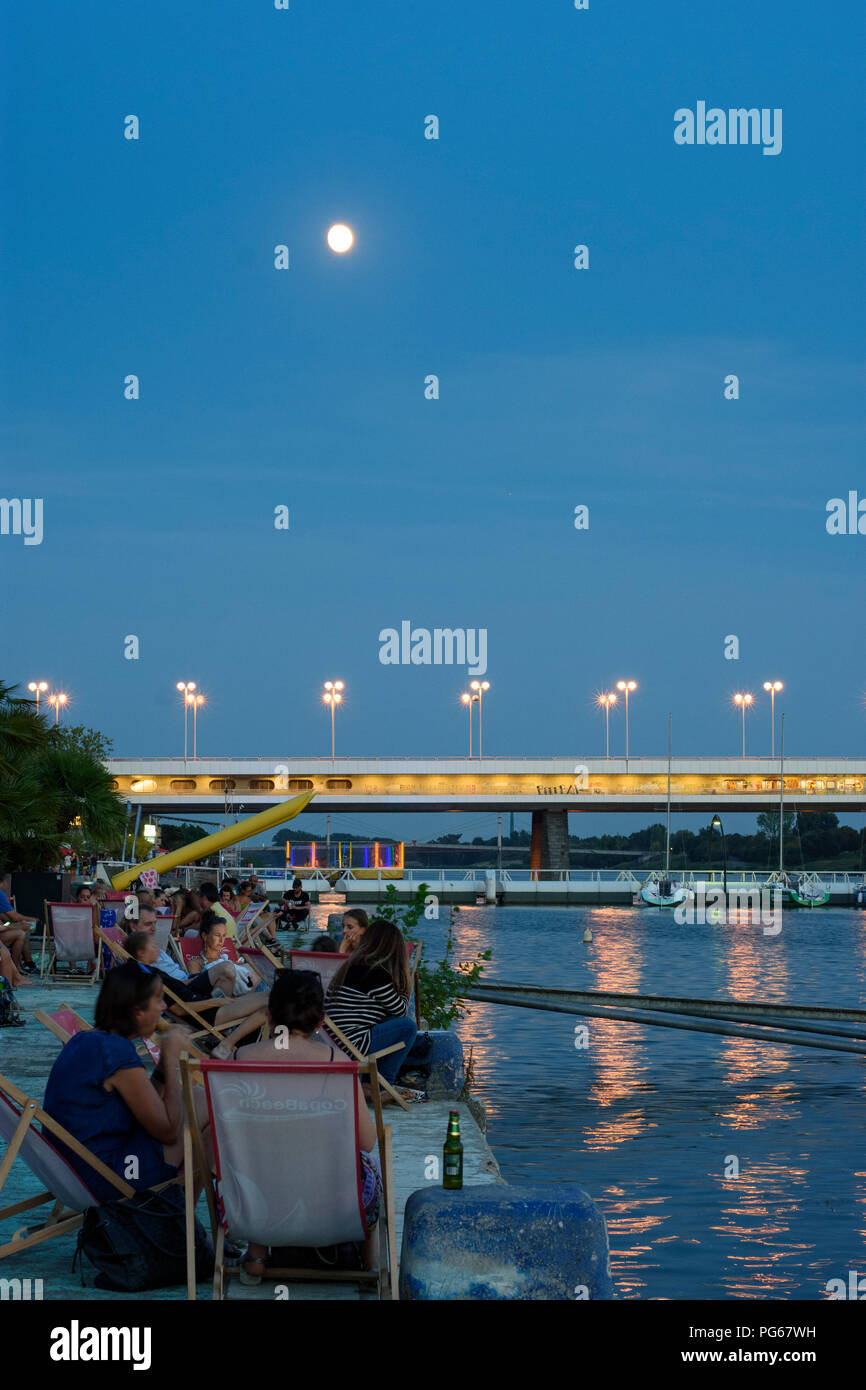 Wien, Vienna: pleasure area „Copa Cagrana“, river Neue Donau (New ...