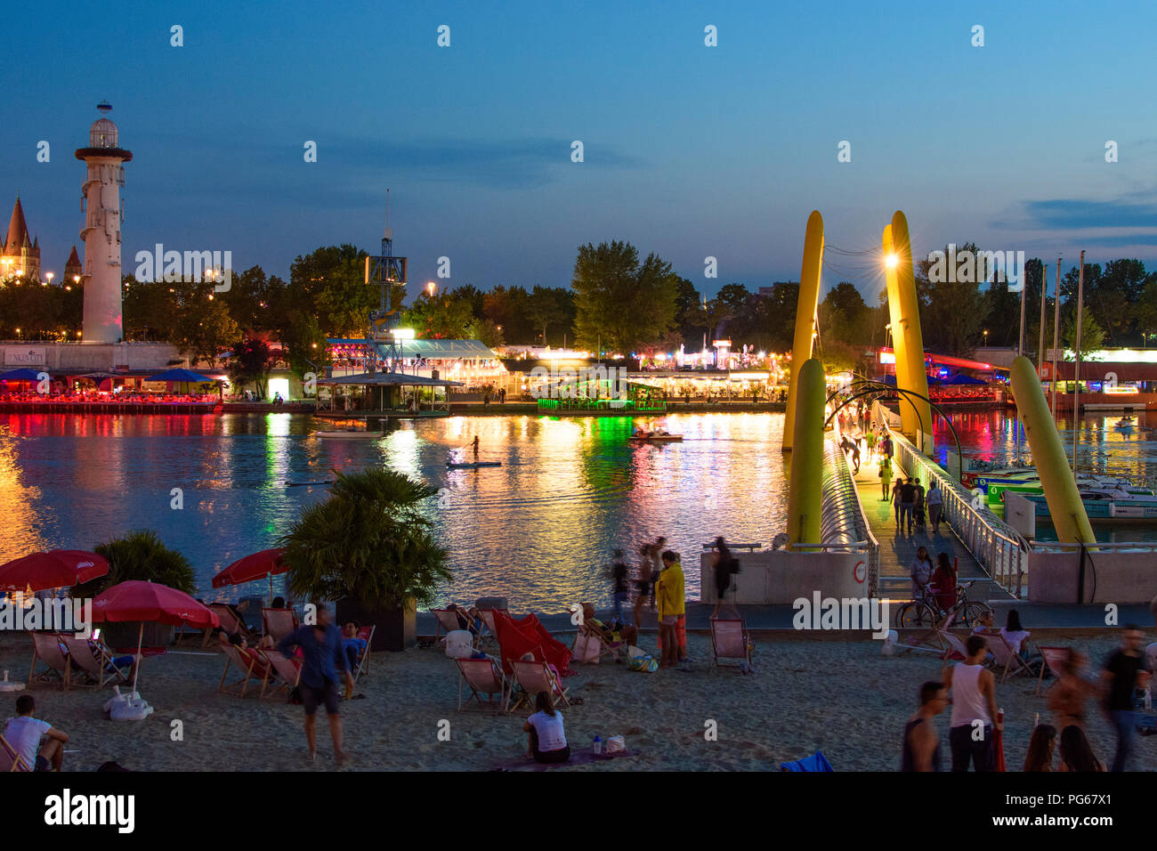 Wien, Vienna: pleasure area „Copa Cagrana“, river Neue Donau (New ...