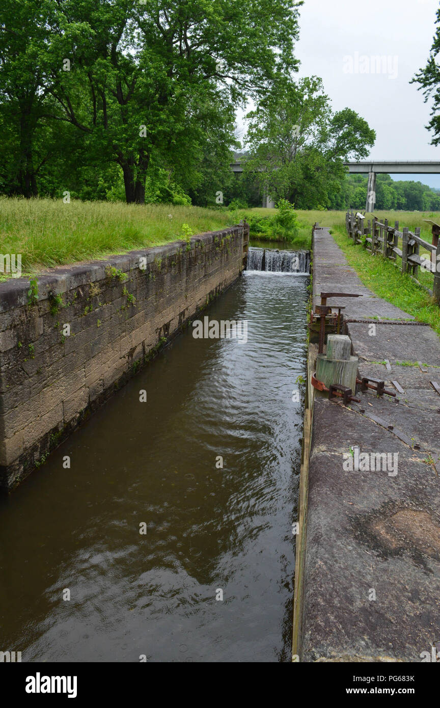 Canal retaining wall hi-res stock photography and images - Alamy