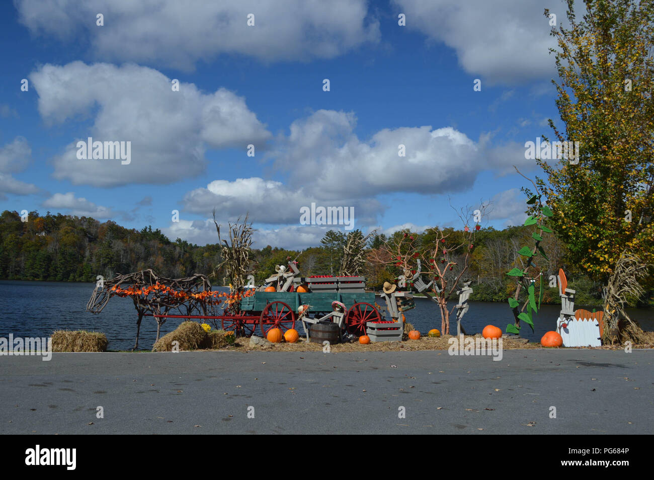 Horse hay wagon hi-res stock photography and images - Alamy