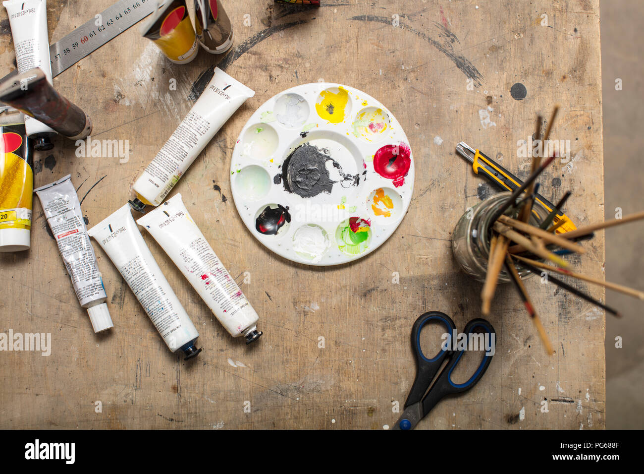 Artists brushes studio palette hi-res stock photography and images - Alamy
