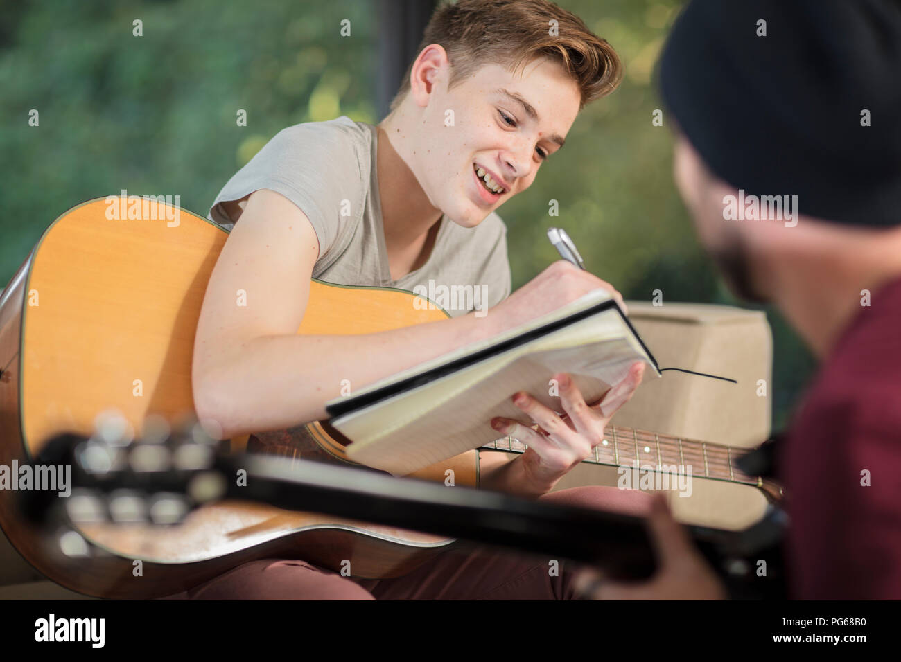 Musician teaching student how to play guitar Stock Photo - Alamy