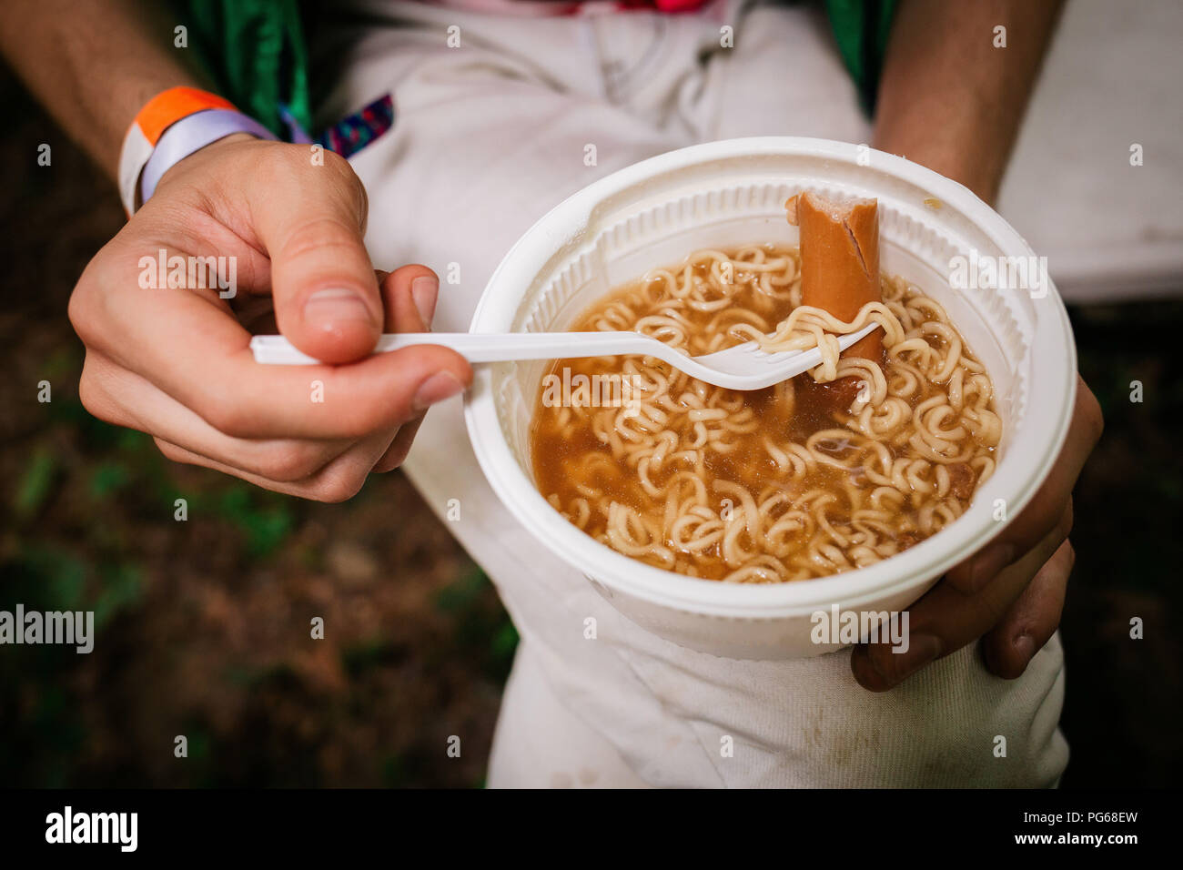 Fast food bowl of noodles with sausage eating outdoor Stock Photo - Alamy