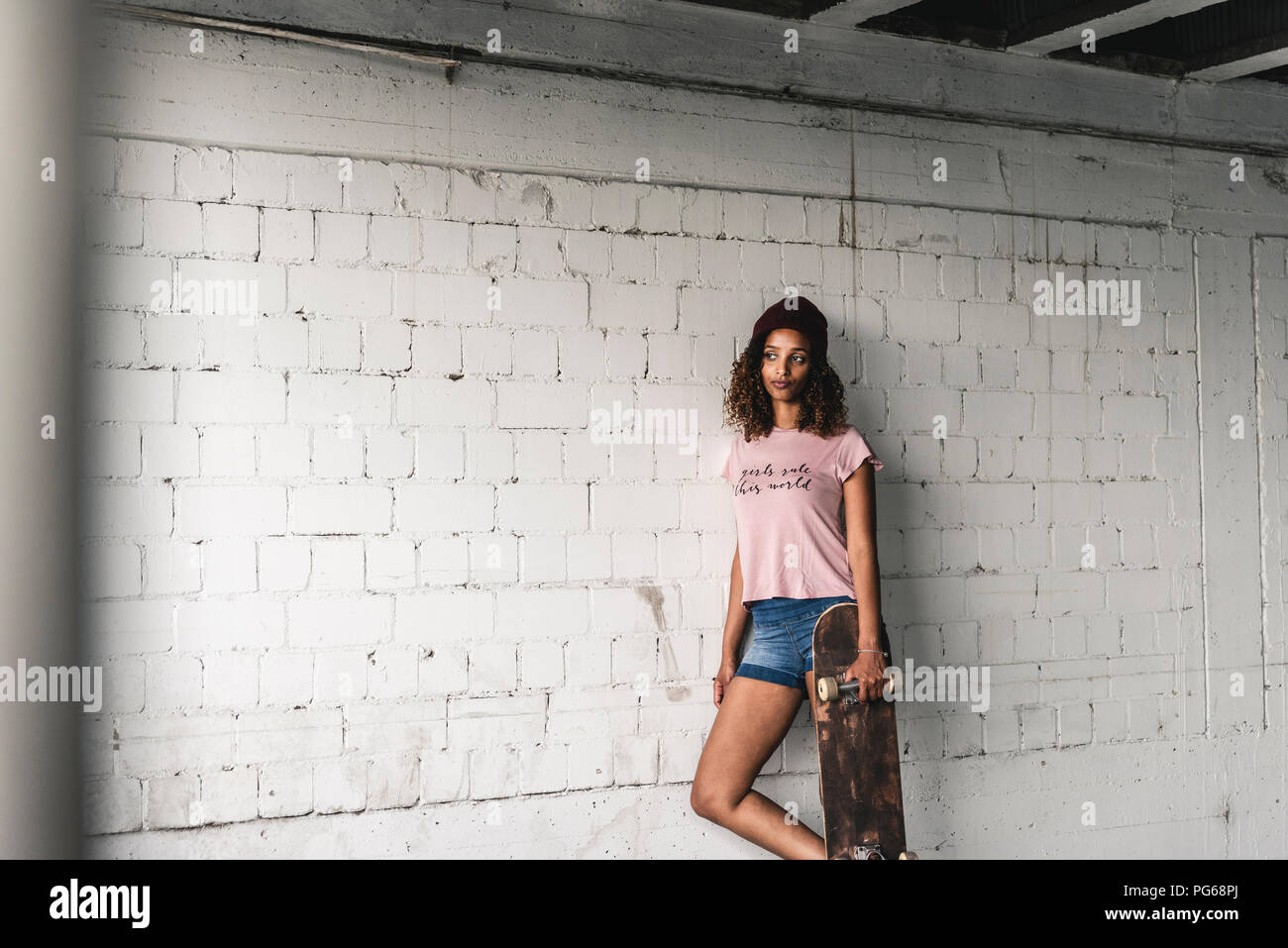 Leaning against wall pose hi-res stock photography and images - Alamy