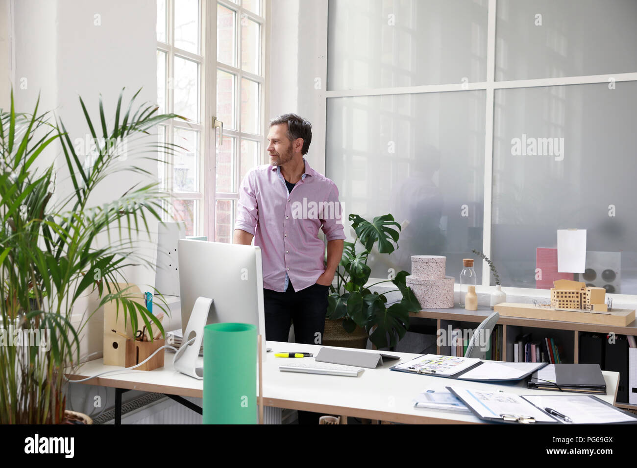 Out of the office hi-res stock photography and images - Alamy