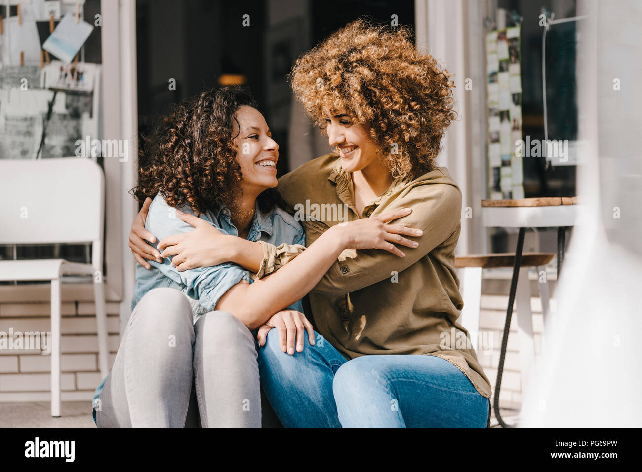Two friends hi-res stock photography and images - Alamy