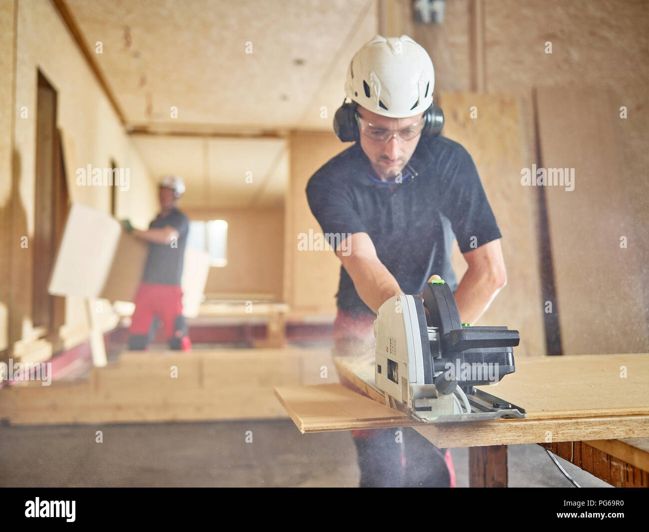 Sawing wood by hand hi-res stock photography and images - Alamy