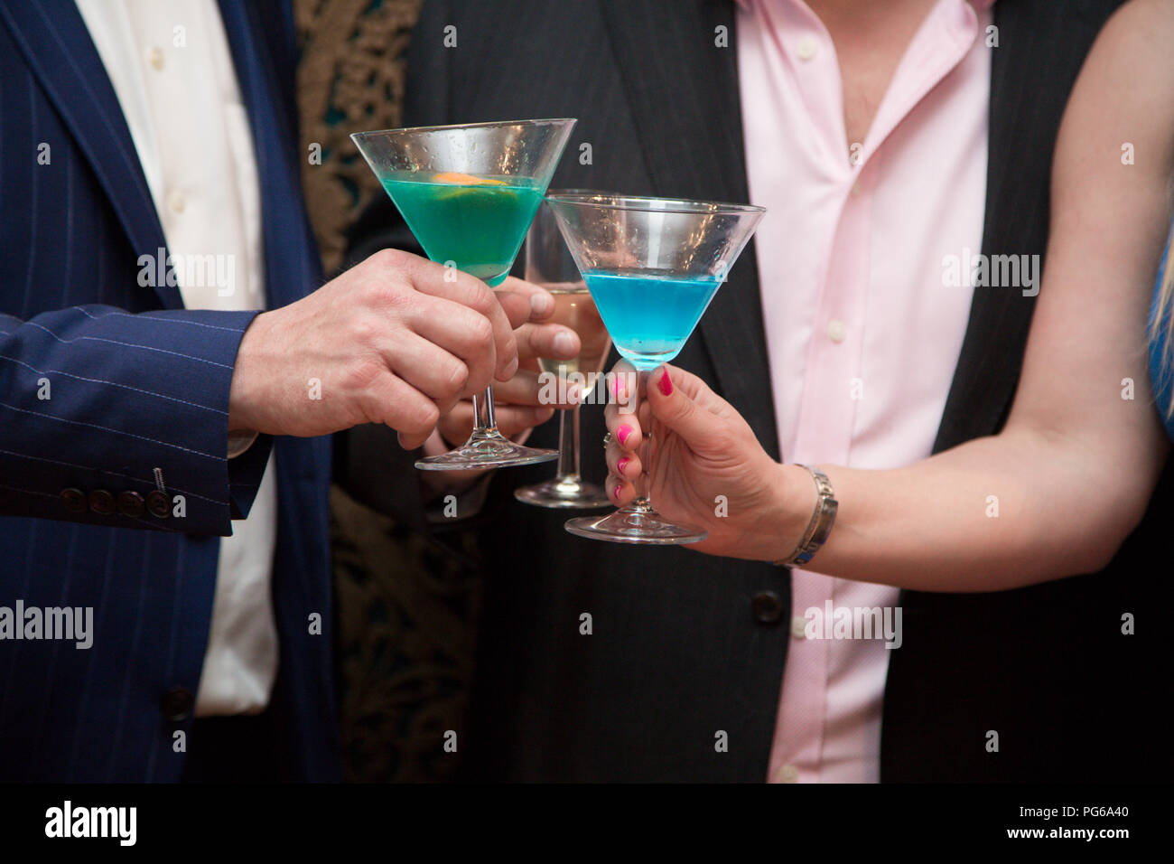 Hands holding cocktails hi-res stock photography and images - Alamy