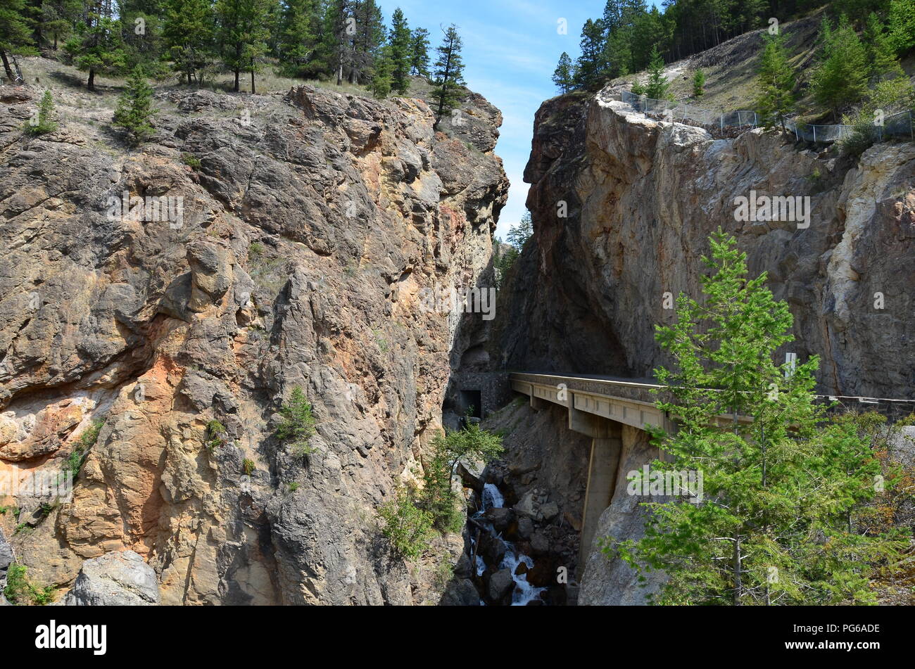 Dangerous road cliff hi-res stock photography and images - Alamy
