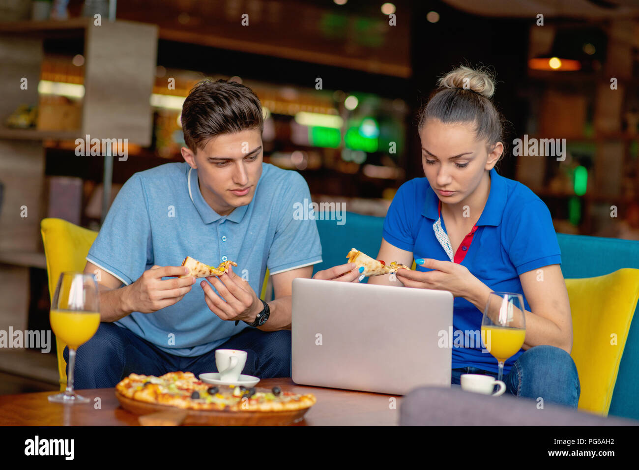 Students group eating pizza in breaking time early next study class ...