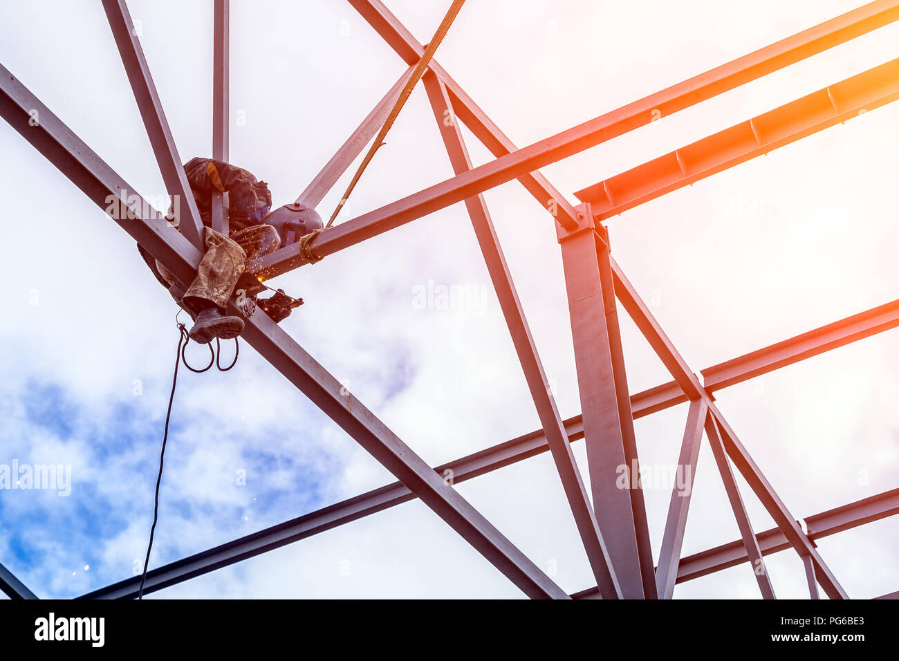 Man welding roof hi-res stock photography and images - Alamy