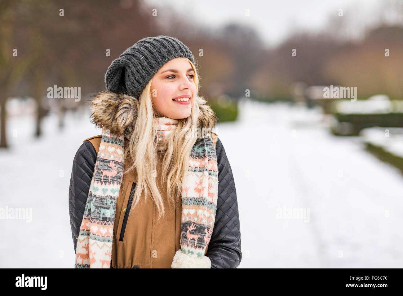 Teen girl in winter clothes hi-res stock photography and images - Alamy
