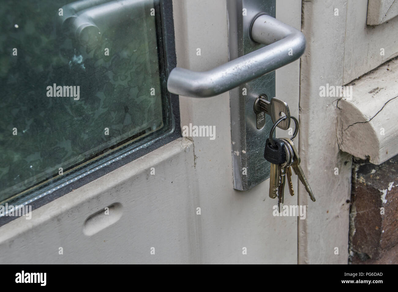 Keys left in door hi-res stock photography and images - Alamy