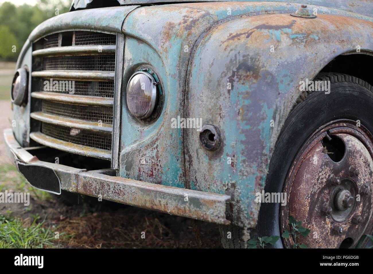 A Old rusted vintage classic car wreck Stock Photo - Alamy