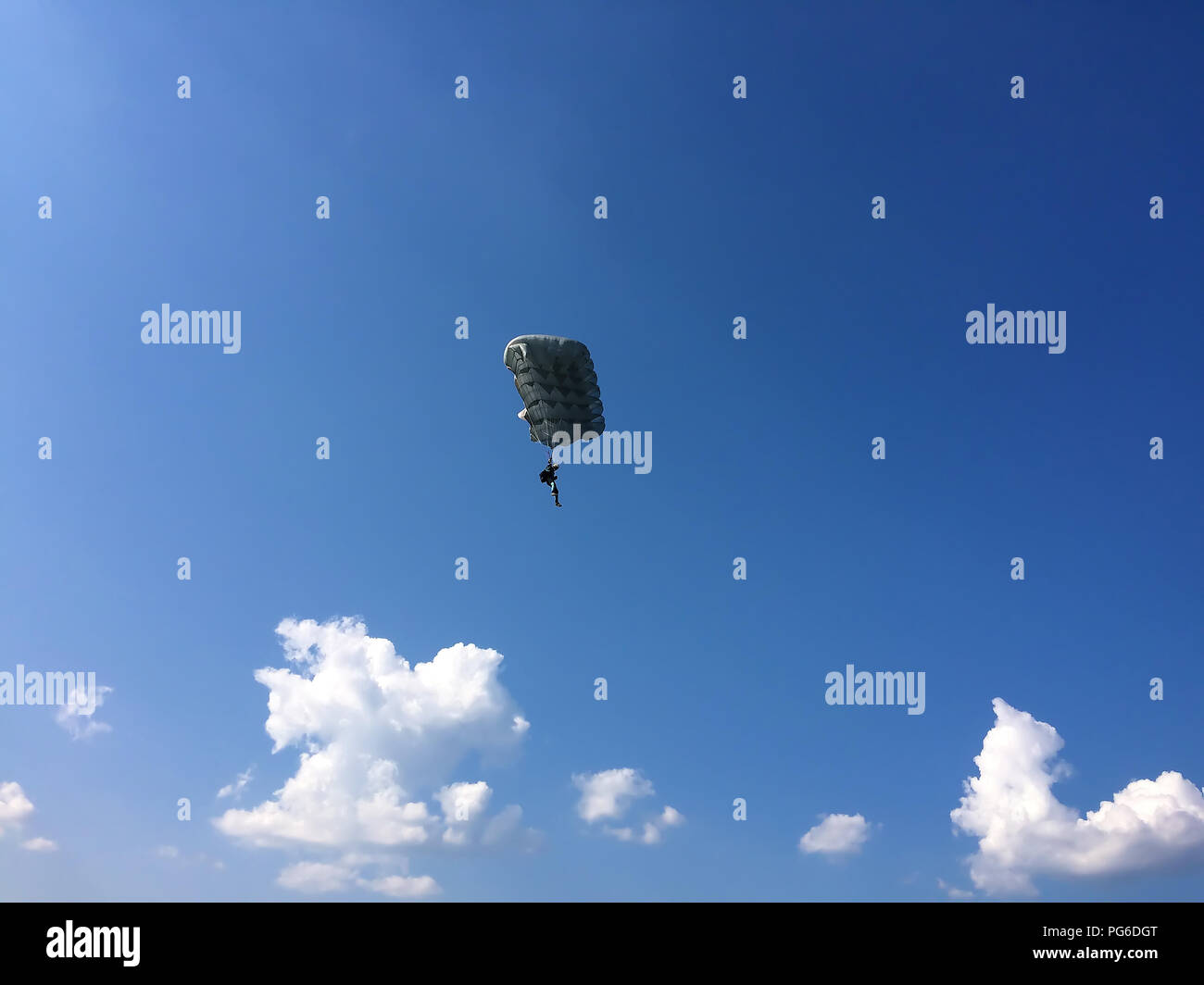 Paratrooper parachute ground hi-res stock photography and images - Alamy