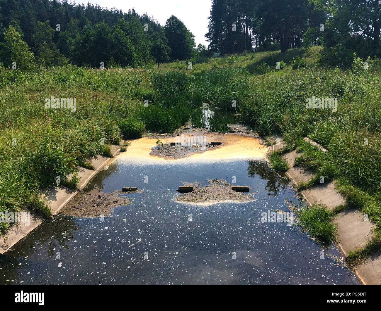 Littered river hi-res stock photography and images - Alamy