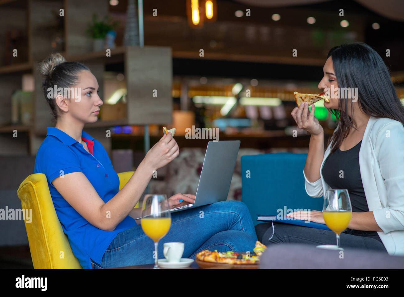 Students group eating pizza in breaking time early next study class ...