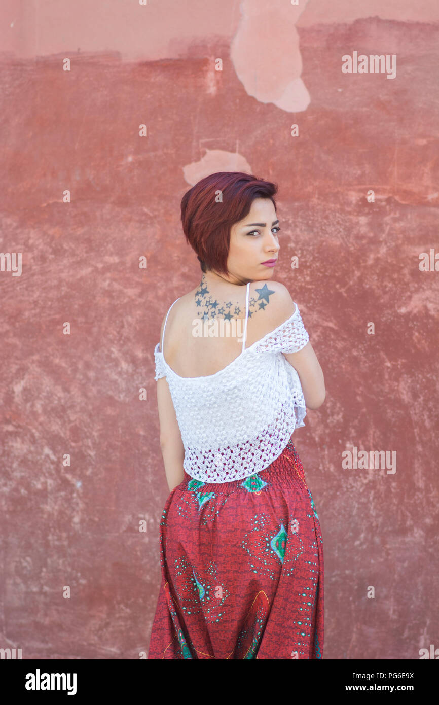 Woman scared looking over shoulder hi-res stock photography and images ...