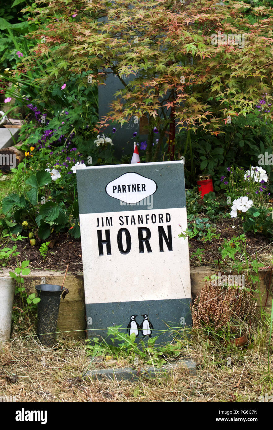 Grave stone resembling book cover in London's Highgate Cemetery Stock ...