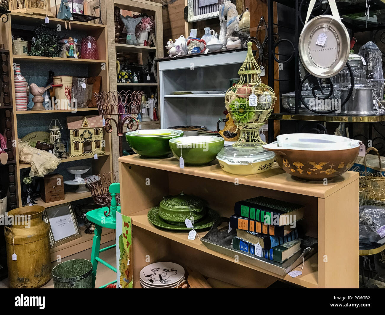 Thrift store hi-res stock photography and images - Alamy